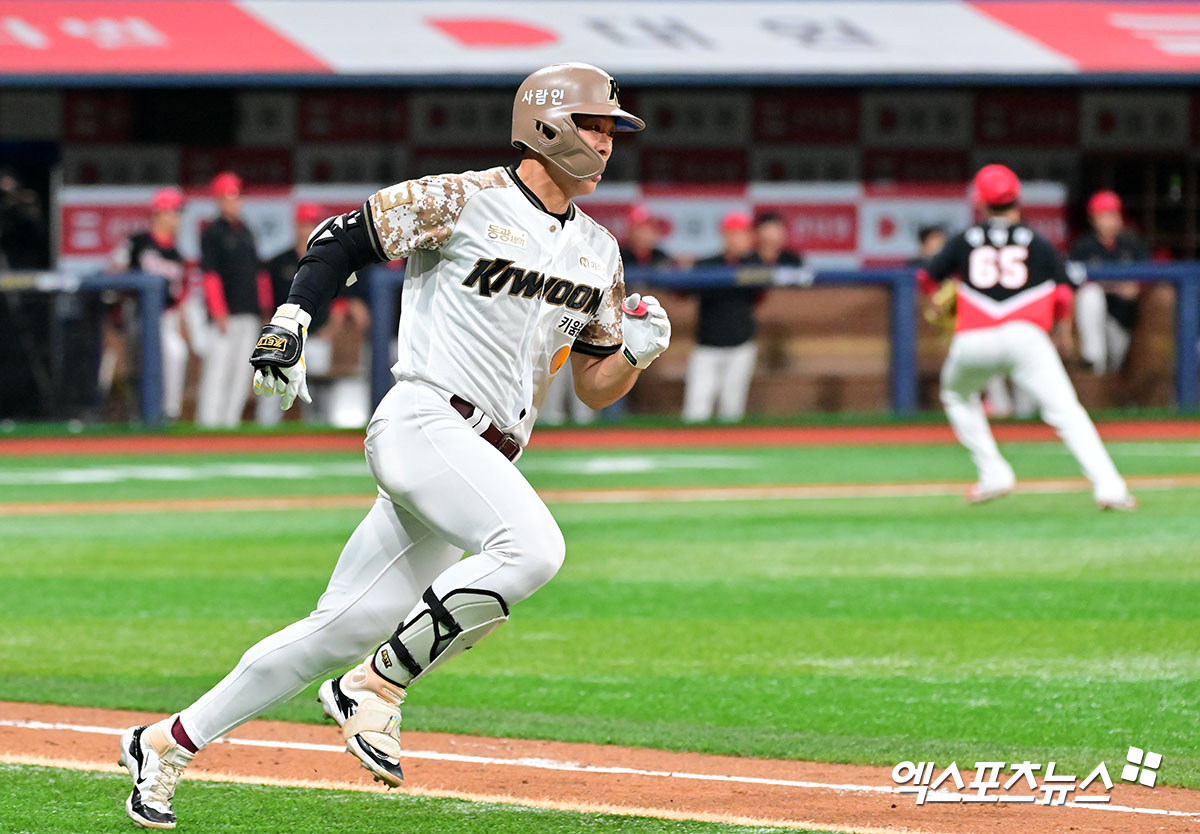 송성문, KBO 역대 최고 기록 '또' 갈아치웠다…땅볼 출루→무관심 속 2루 안착→'33연속 도루 성공' 이어가 [고척 라이브] - 나무뉴스