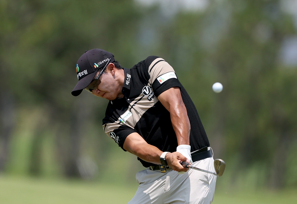 8언더파 맹타에도…KPGA 스타 김홍택 "골프, 아직도 모르겠네요" - 나무뉴스