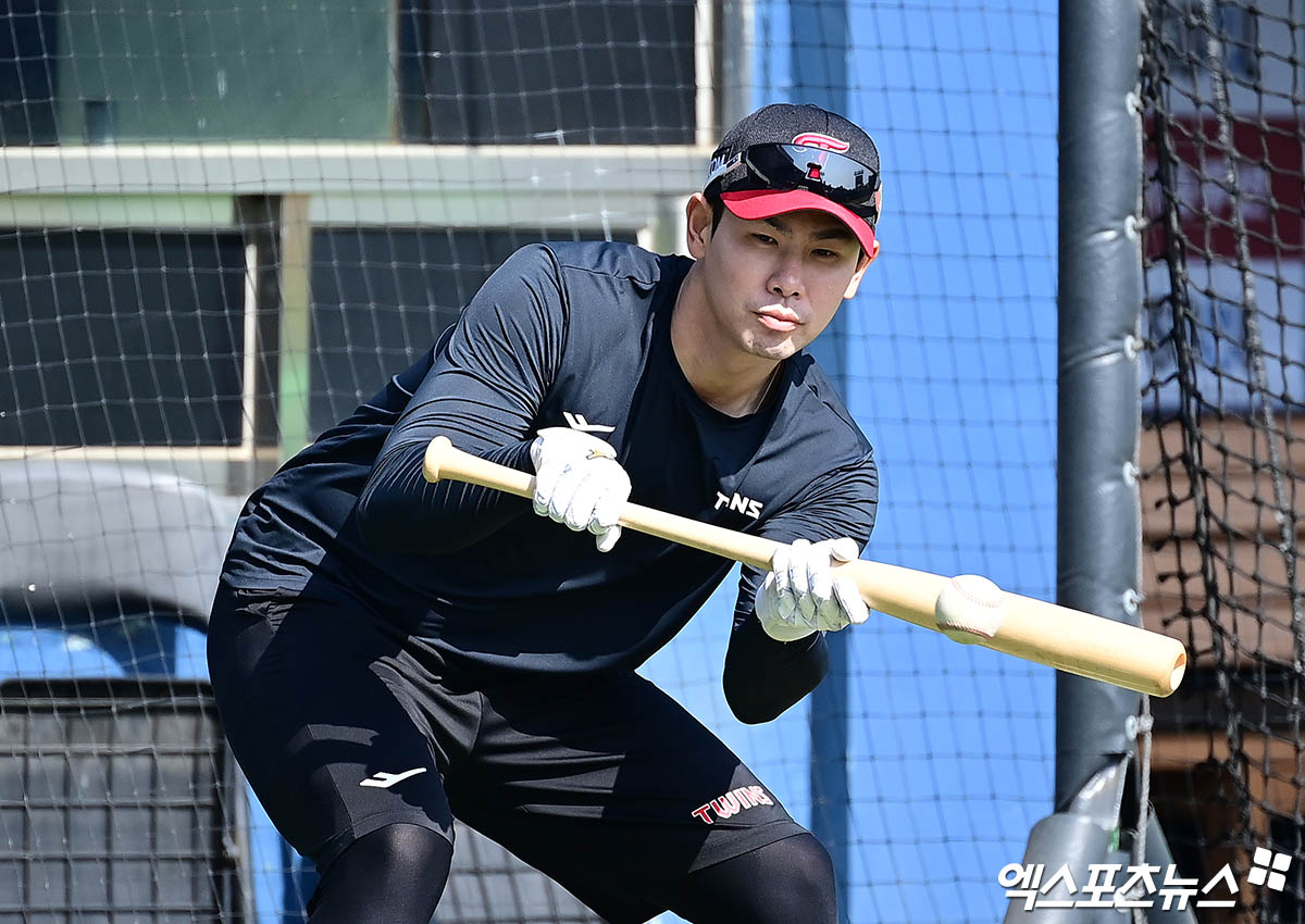 "홍창기 정규시즌 막판 뛰면 좋지만"…LG PS 핵심 동력되나 "가을에 큰 도움" [잠실 현장] (엑스포츠뉴스) - 나무뉴스