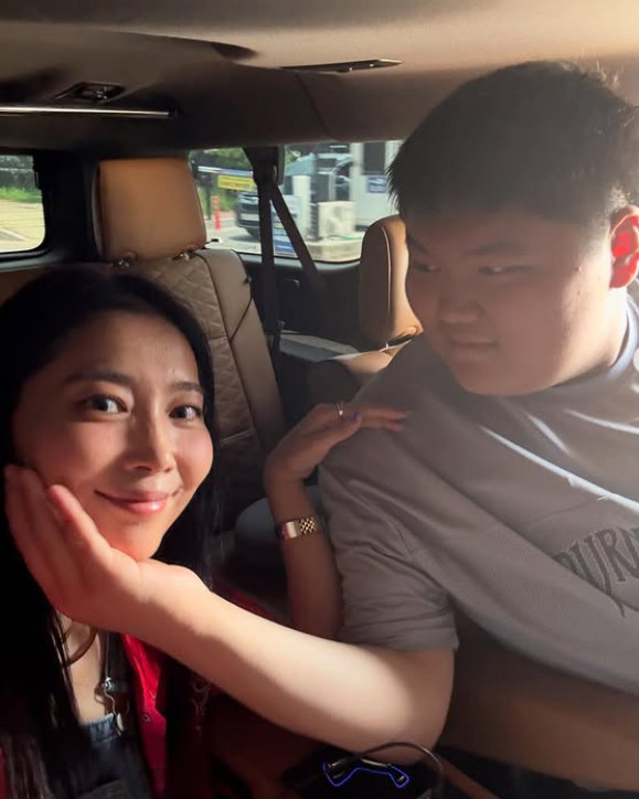 '46세' 오윤아, 얼굴이 아들 손만 하네…"나의 힐링 요정" [★해시태그] (엑스포츠뉴스) - 나무뉴스