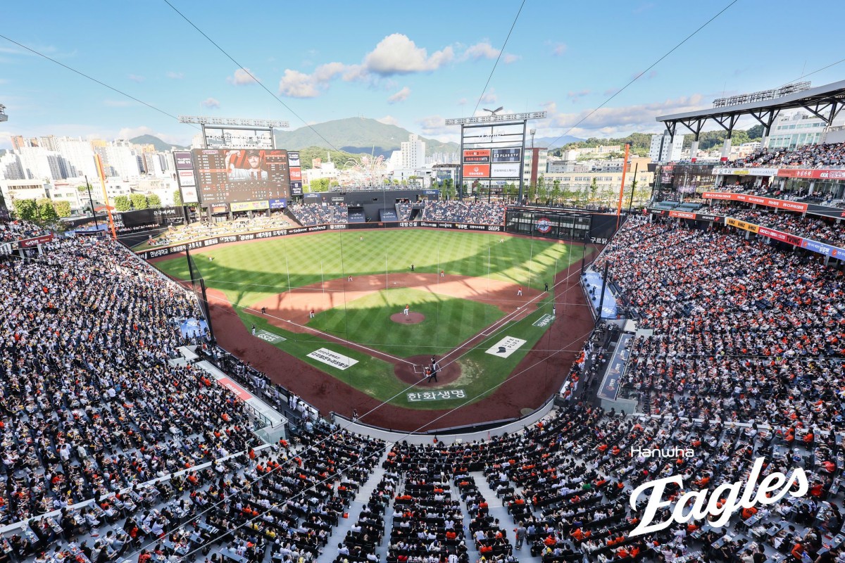 '회장님+AG 金3 아드님' 함께 왔다…한화 'KBO 44년사 최초' 대기록 수립!→홈+원정 30경기 연속 완판 [대전 현장] (엑스포츠뉴스) - 나무뉴스