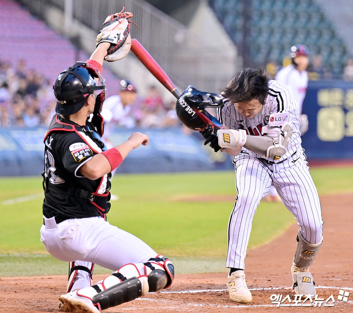 헤드샷에 쓰러지는 LG 손용준[포토] (엑스포츠뉴스) - 나무뉴스