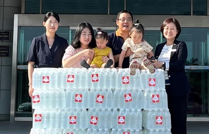 1살 딸 이름으로 생수 1천병 복지시설에 기부한 '청년농부' 부부 (연합뉴스) - 나무뉴스
