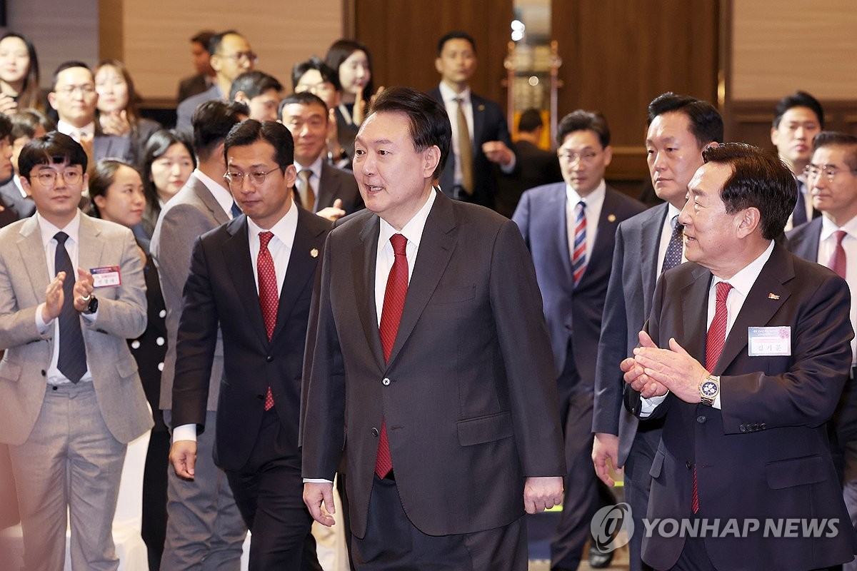 尹 "정부·은행권 힘합쳐 자영업자·소상공인 금융부담 덜겠다"(종합) - 나무뉴스