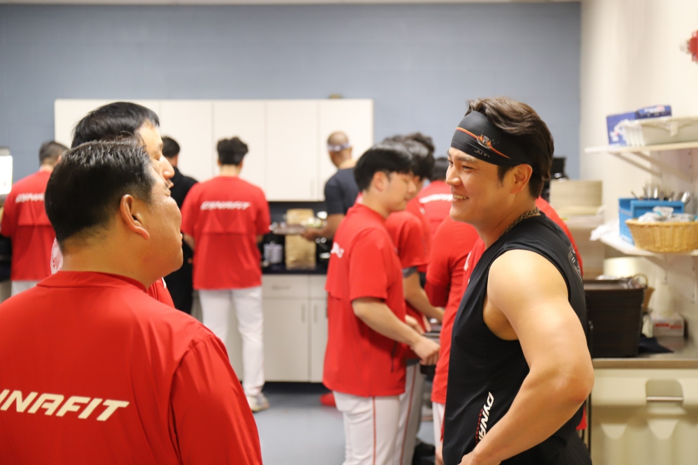 '주장의 품격' SSG 추신수, 캠프 선수단+스태프 위해 '300만원 상당' 특식 준비 (엑스포츠뉴스) - 나무뉴스