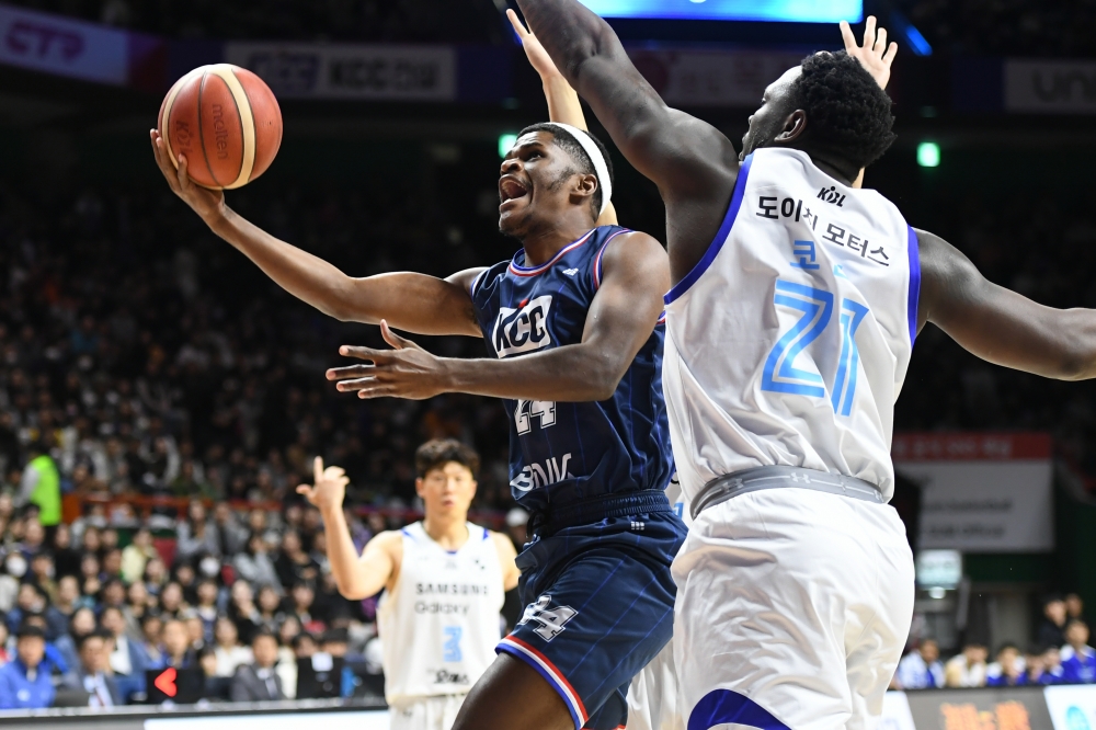 '첫 부산 홈경기' KCC, 8780명 구름 관중 앞 삼성 106-100 격파 (종합) - 나무뉴스