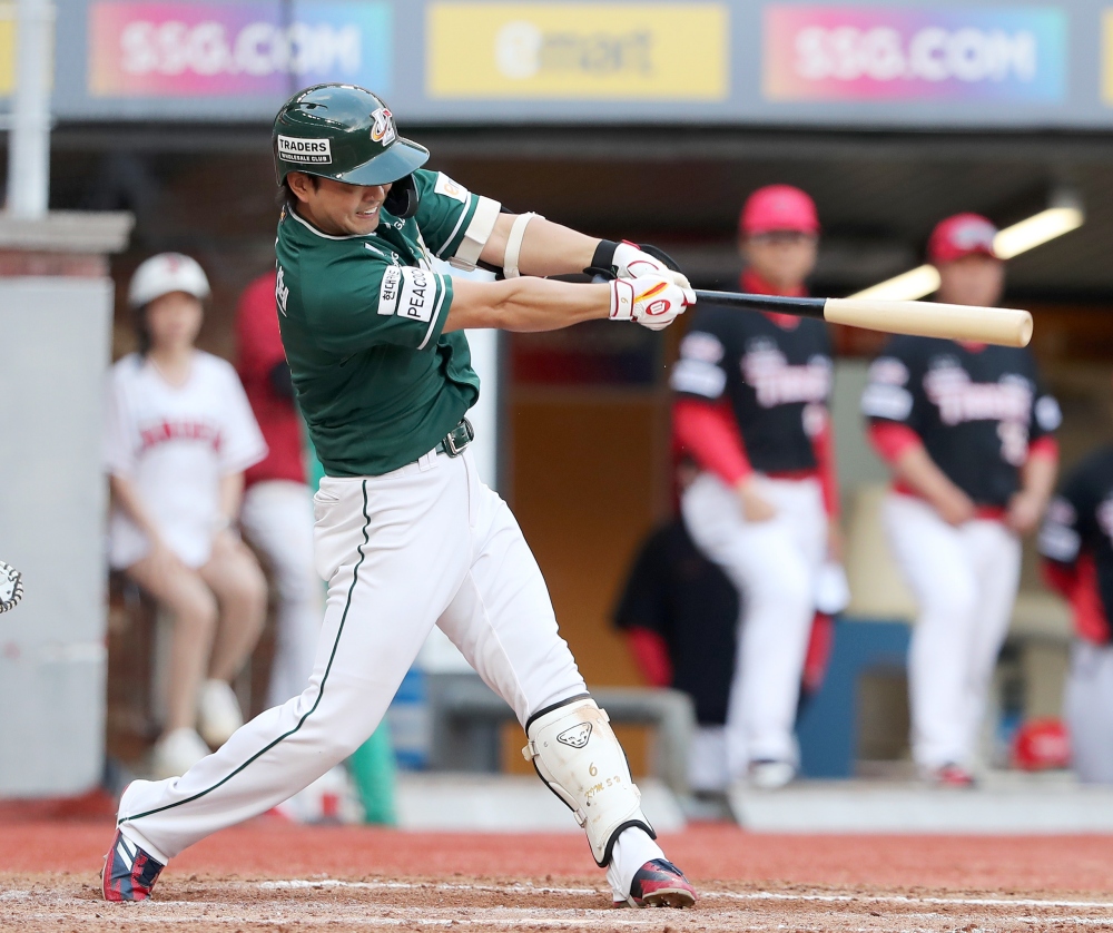 '김성현 끝내기' SSG 역전승, 연장 10회 끝 KIA 제압하고 5위 사수 (엑스포츠뉴스) - 나무뉴스