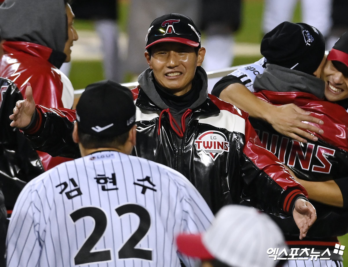 '29년 만의 우승' 염경엽 감독 "LG 트윈스, 명문구단 첫걸음 뗐다" [LG V3] (엑스포츠뉴스) - 나무뉴스