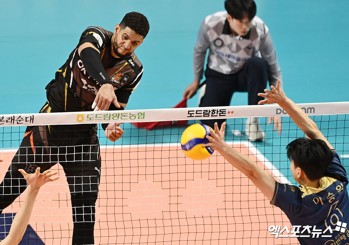 '6연승 주역' OK금융그룹 레오, 4R MVP…여자부는 현대건설 김다인 - 나무뉴스