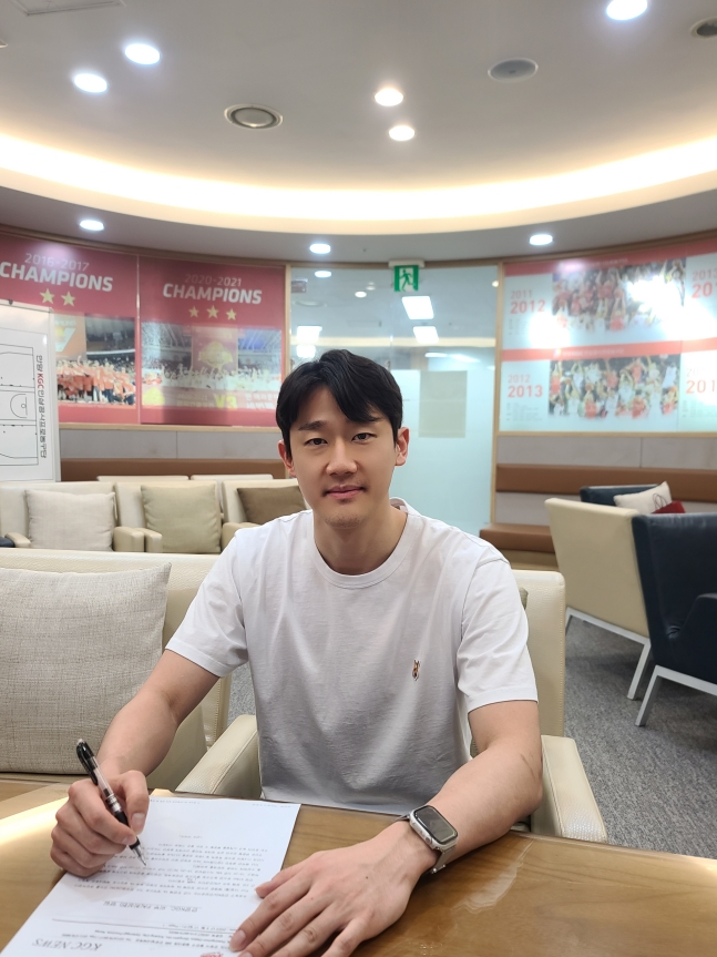 문성곤과 작별한 KGC, 최성원과 3년 4억원 계약…"가드진 부담 덜어" (엑스포츠뉴스) - 나무뉴스