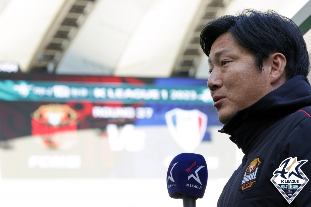 '슈퍼매치의 스타' 서울 김진규 "기성용-고요한 등 베테랑 믿어...공격수에게 여기저기 쑤시라고 했다" [현장인터뷰] (엑스포츠뉴스) - 나무뉴스