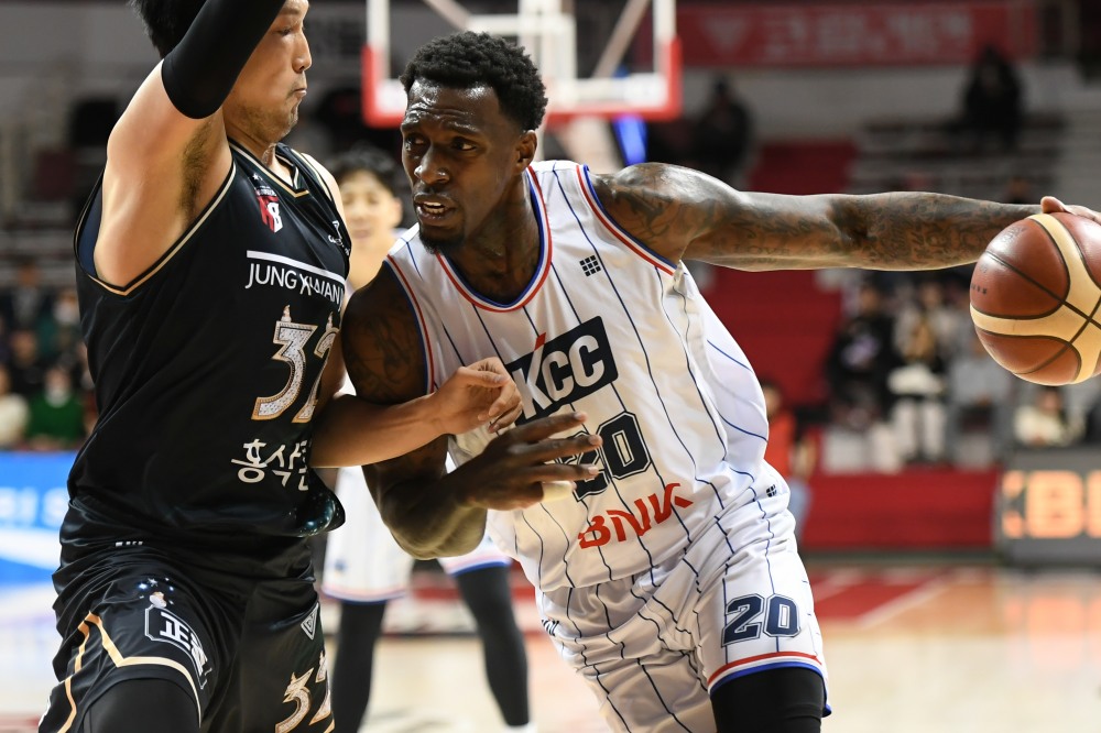 '3쿼터 압도' KCC, 정관장 104-75 제압하고 5연승 질주 (종합) (엑스포츠뉴스) - 나무뉴스