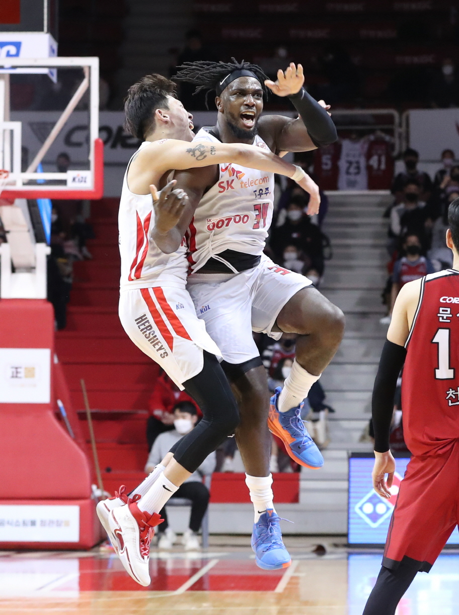 '전 구단 상대 승리' SK, KGC 1점 차 꺾고 공동 1위 - 나무뉴스