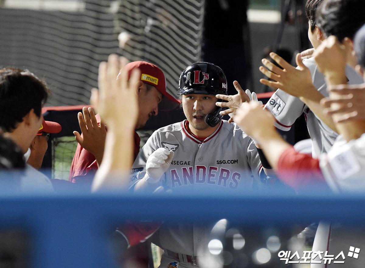 '최정 9회 극적 동점 홈런' SSG, LG와 미리 보는 KS 1승 1무 마무리 [잠실:스코어] (엑스포츠뉴스) - 나무뉴스