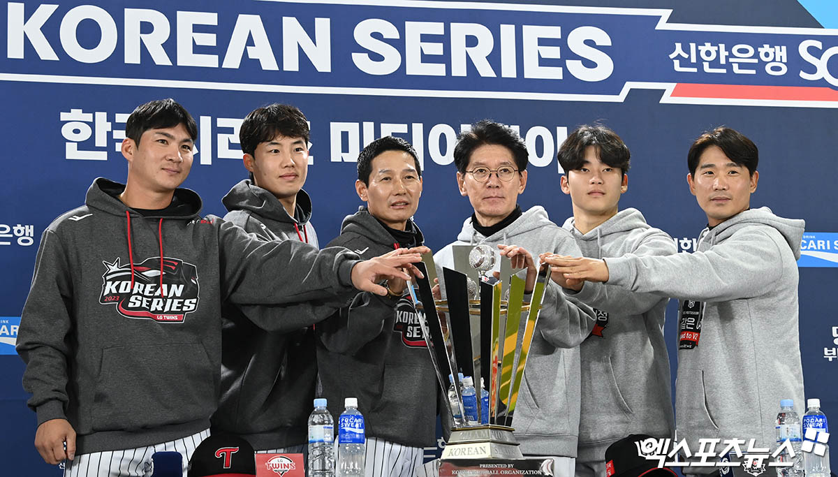 'KT-LG 맞대결' KBO, 6일 한국시리즈 기념 상품 판매 시작 [KS] (엑스포츠뉴스) - 나무뉴스