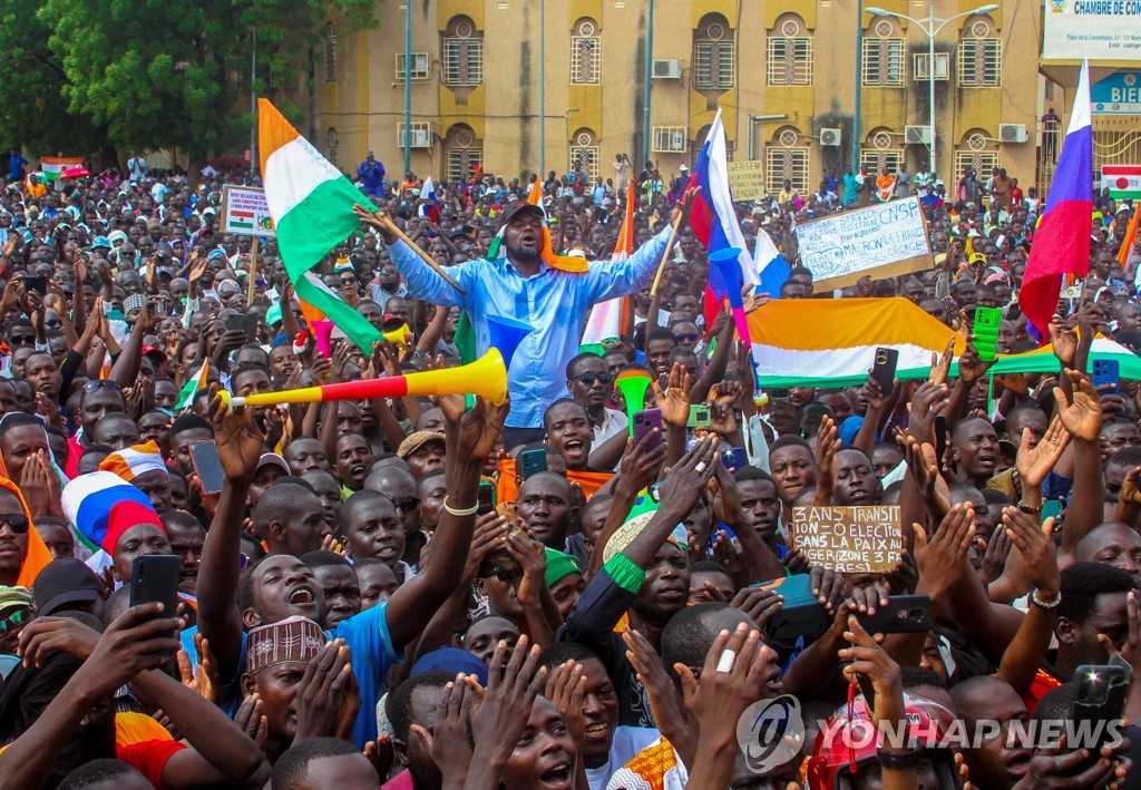 니제르 수도서 수천명 쿠데타 군부 지지 시위 - 나무뉴스