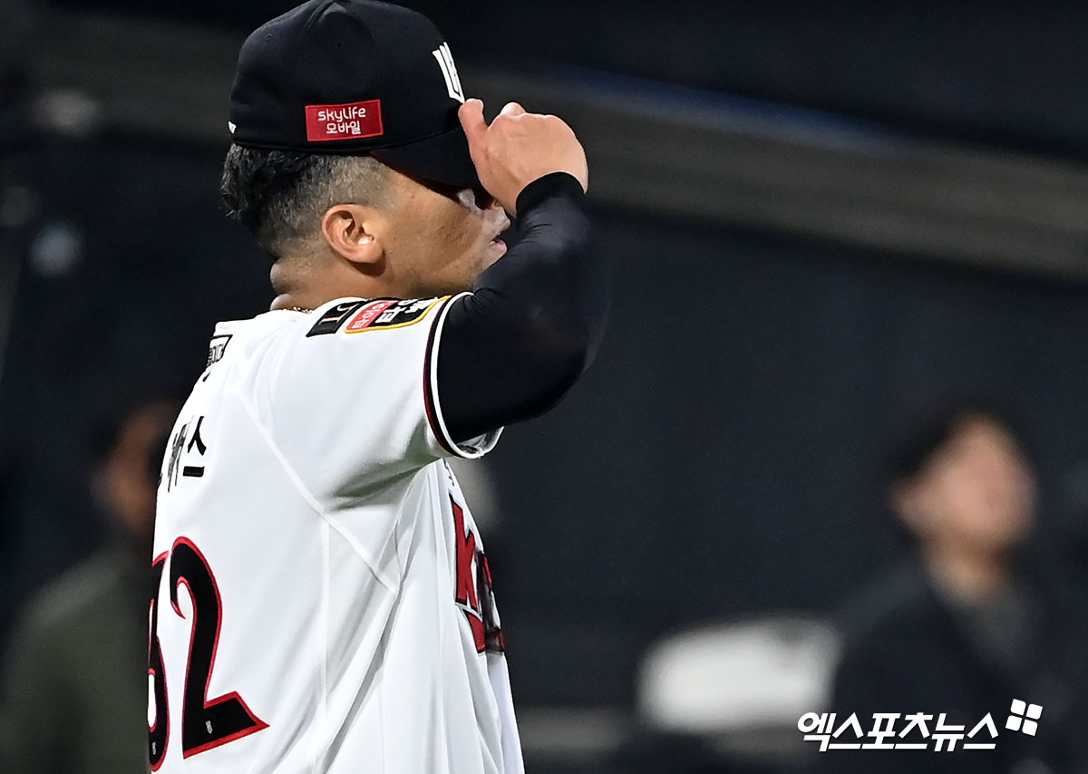 '패장' 이강철 감독 "초반 선발 싸움서 주도권 내줬다…배정대 만루포는 고무적" [PO1] (엑스포츠뉴스) - 나무뉴스