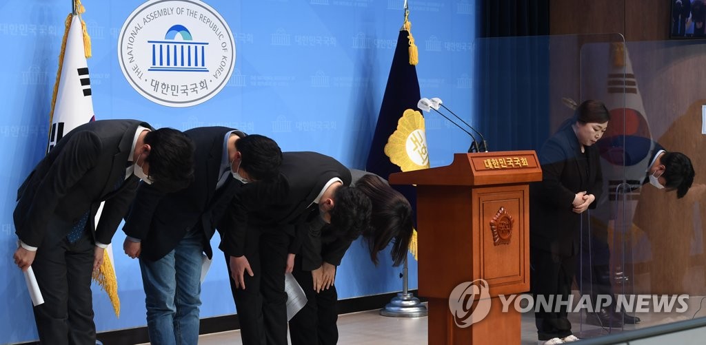 '조국사태 반성' 與 2030에 문자폭탄…"배은망덕한 초선5적" (연합뉴스) - 나무뉴스