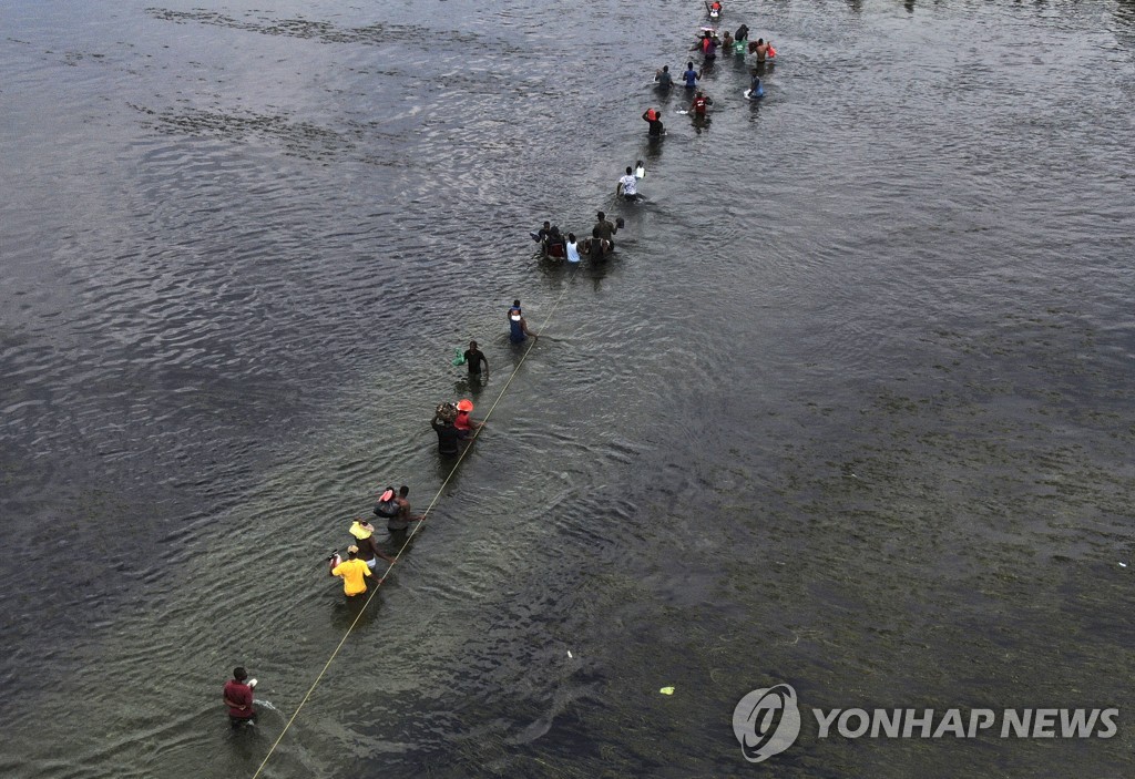 '진퇴양난' 미·멕시코 국경서 갈림길에 선 아이티 난민들(종합) (연합뉴스) - 나무뉴스