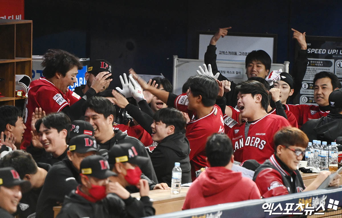 영웅 불펜 무너뜨린 SSG, 3차전 8-2 대승...시리즈 2승 1패 우위 [KS3] (엑스포츠뉴스) - 나무뉴스