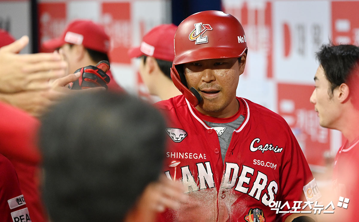 SSG 한유섬, 147km짜리 직구에 어깨 맞고 교체..."상태 체크 후 검진 예정" (엑스포츠뉴스) - 나무뉴스