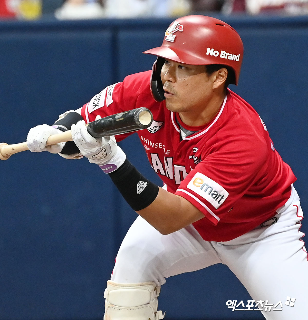 SSG 한유섬, 147km짜리 직구에 어깨 맞고 교체..."상태 체크 후 검진 예정" - 나무뉴스