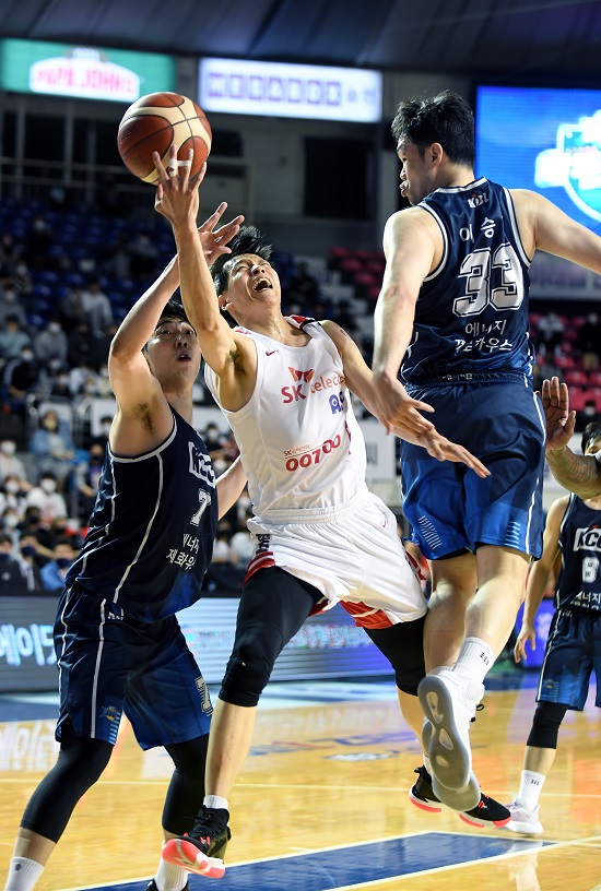 '김선형 더블더블' SK, KCC 제물로 3연패 탈출+공동 7위 도약 (엑스포츠뉴스) - 나무뉴스