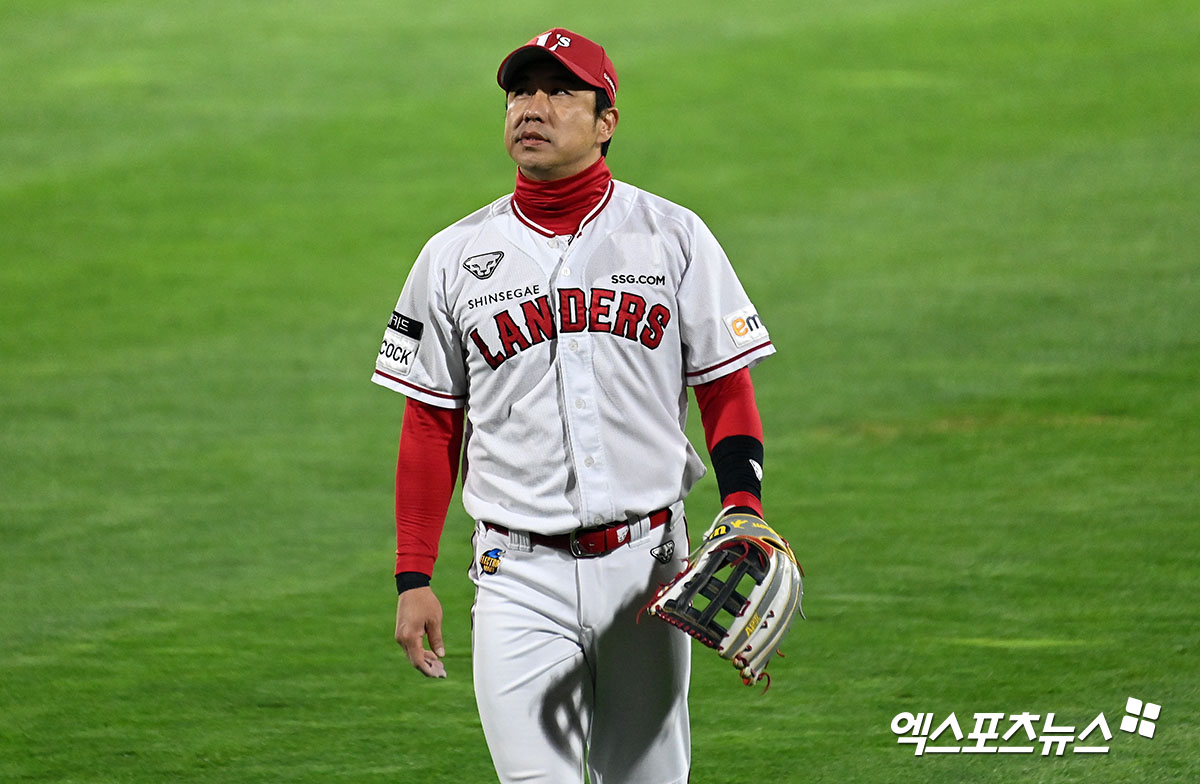 근조화환에 메모지 가득한 랜더스필드...1일 철거한다지만 성난 'SSG 팬심' 심각했다 [엑:스케치] (엑스포츠뉴스) - 나무뉴스