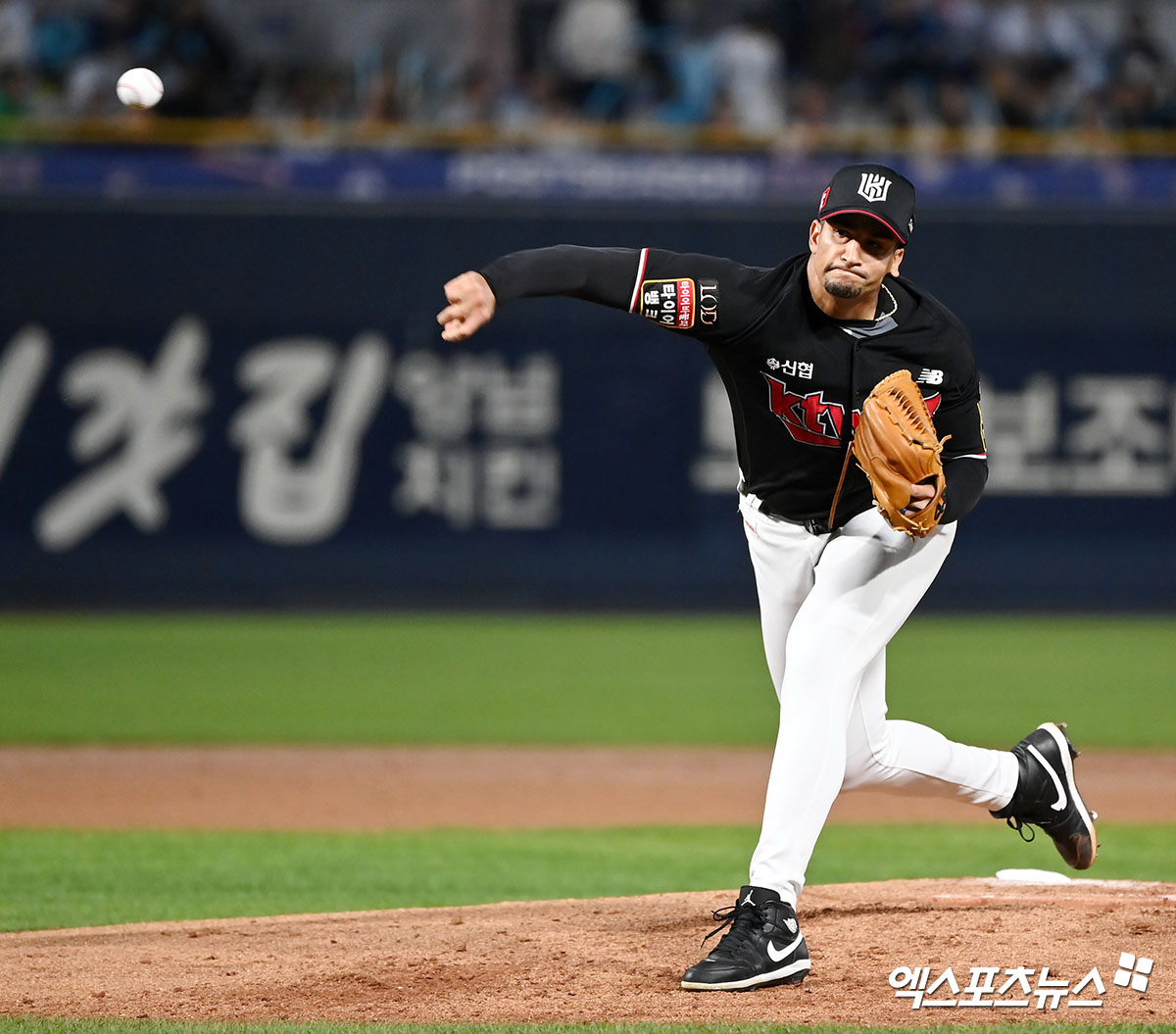 '쿠에바스 완벽투+방망이 부활' KT, NC '11-2' 완파...2패 후 2승으로 '역스윕' 마법 보인다 [PO4] (엑스포츠뉴스) - 나무뉴스