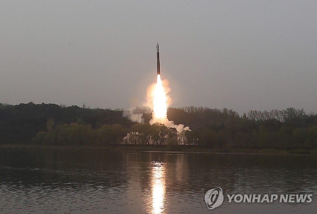日정부 "北 ICBM, 최장시간 비행…日 EEZ 밖 낙하"(종합3보) - 나무뉴스