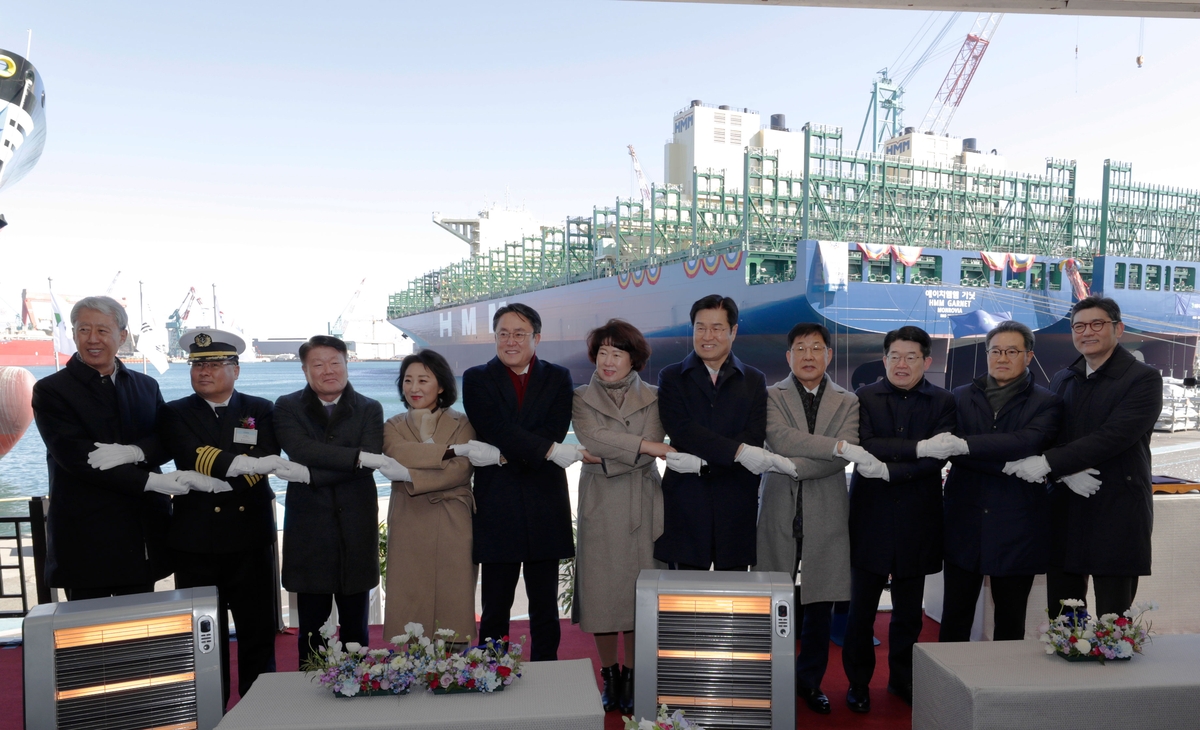 HMM 1만3천TEU급 컨테이너선 '가닛호' 명명식…내달 美항로 투입 (연합뉴스) - 나무뉴스