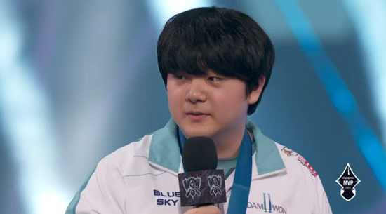 '결승 MVP' 캐니언 김건부 "G2 이기고 우승할거라 느껴. 우승 스킨은 니달리 아니면 그브" (엑스포츠뉴스) - 나무뉴스