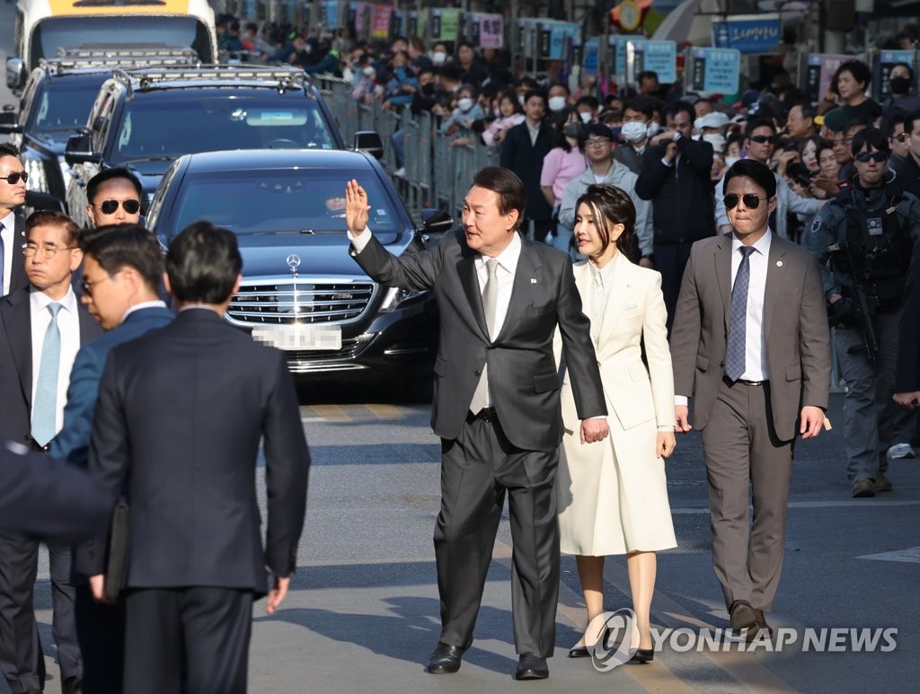 尹대통령, 대구 서문시장 방문…"땀 흘리는 국민이 잘살아야" (연합뉴스) - 나무뉴스