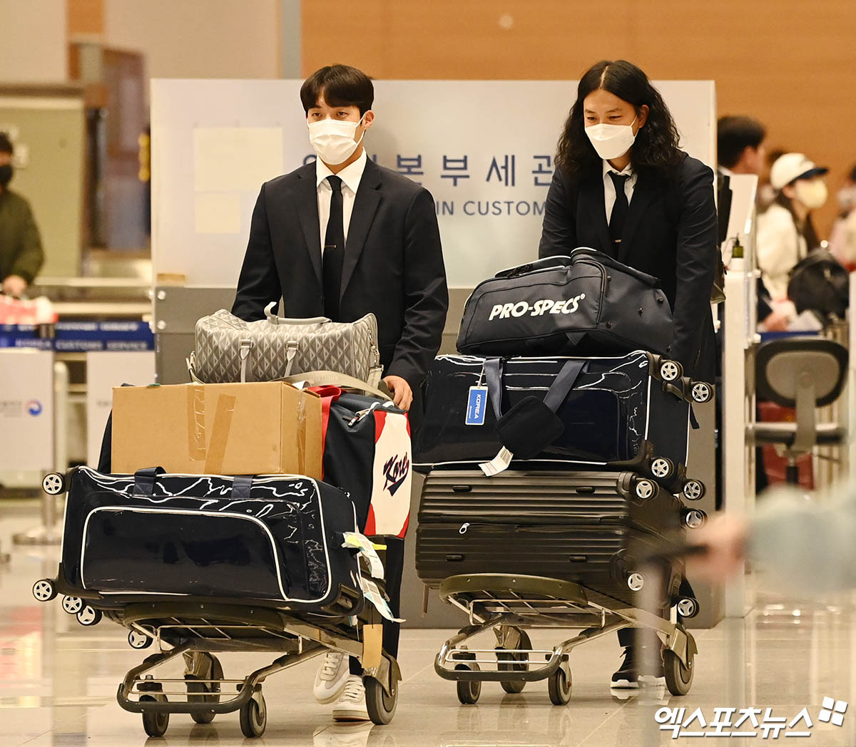 '1R 탈락' 야구 대표팀의 무거운 발걸음, 쓸쓸했던 귀국 현장 [WBC] (엑스포츠뉴스) - 나무뉴스