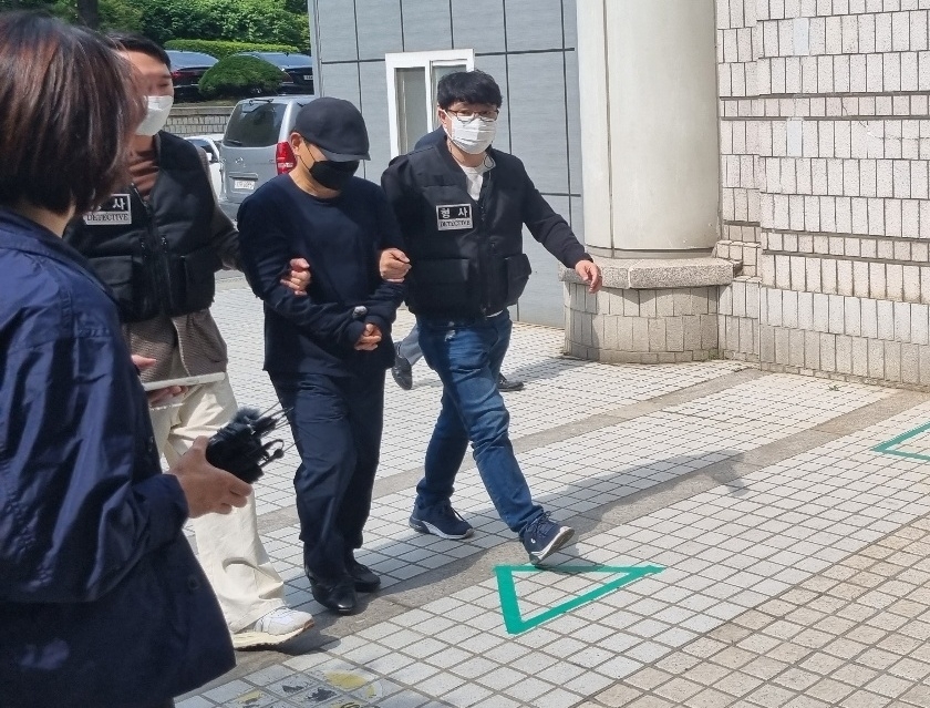 614억 횡령 우리은행 직원·동생 구속송치…공범도 구속 종합2보 나무뉴스