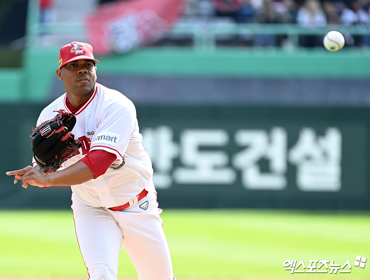 '아! 홈런 한 방' SSG 엘리아스, 8이닝 잘 던졌지만 뼈아픈 '2실점' [준PO1] - 나무뉴스