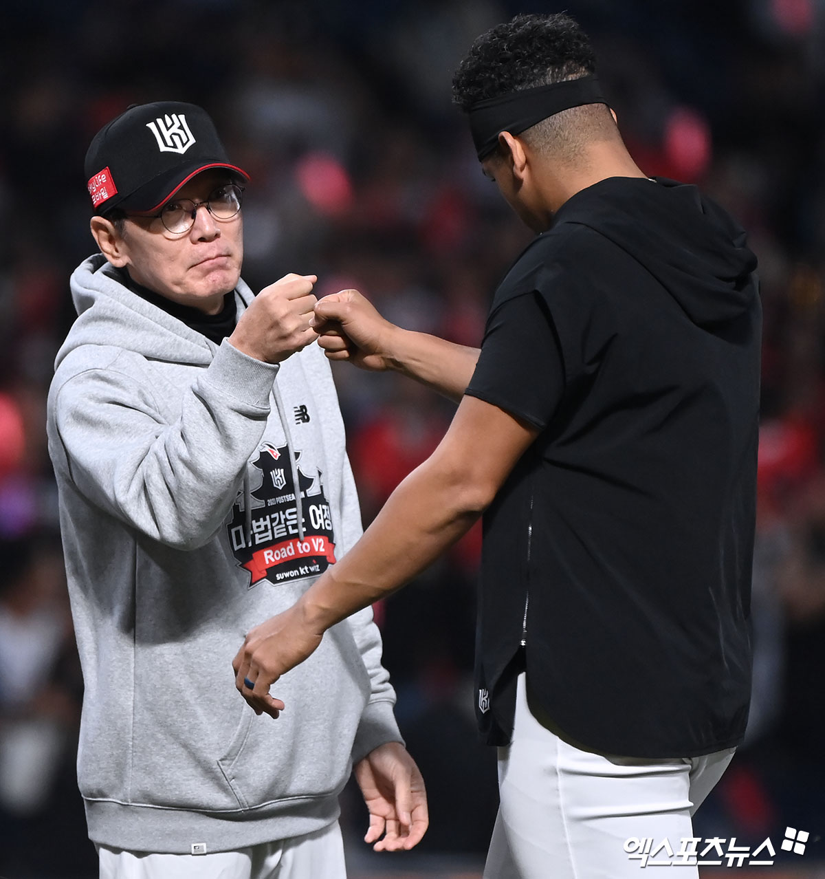 '2연승' 이강철 감독 "쿠에바스 에이스다웠다…5차전 선발? 노코멘트" [PO4] (엑스포츠뉴스) - 나무뉴스