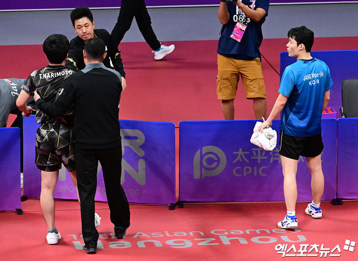 장우진 '하리모토의 부상을 걱정스러운 눈빛으로'[포토] - 나무뉴스