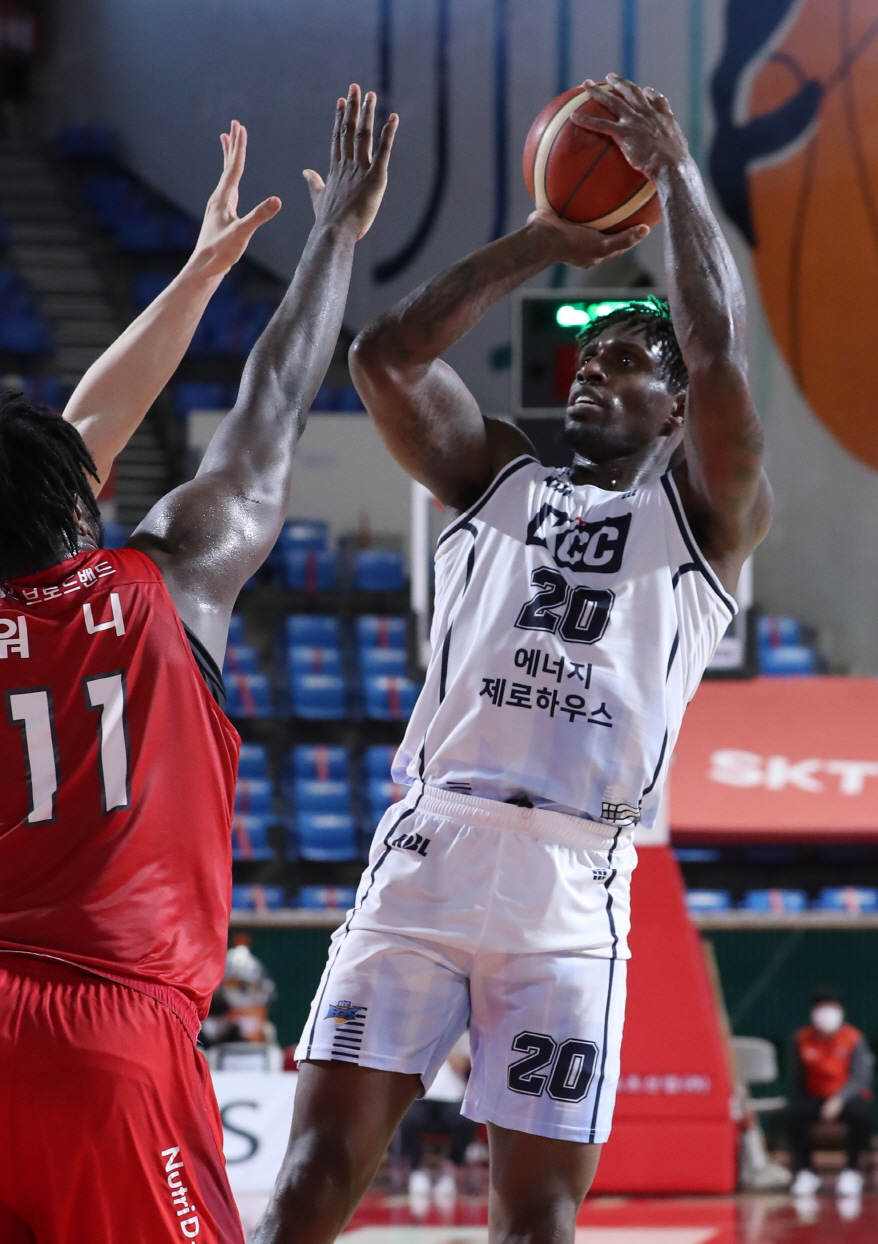 '라건아 27P 11R 8A' KCC, SK에 18점 차 승 (엑스포츠뉴스) - 나무뉴스