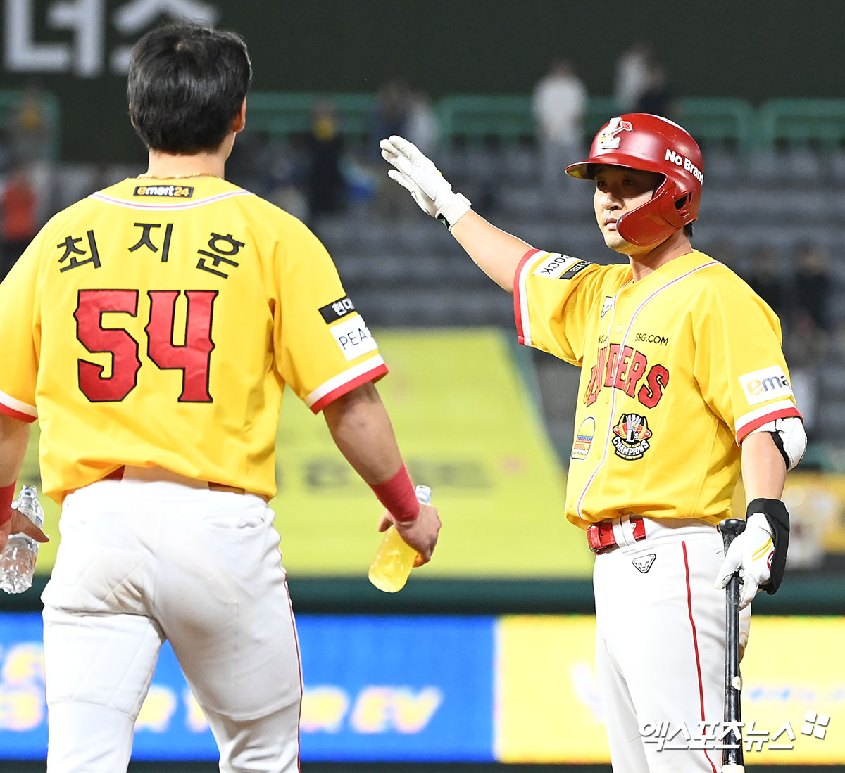 끈기 살아난 SSG, 9회 역전승→1위 탈환…"성현이가 팀에 끝내기 선물 줬다" (엑스포츠뉴스) - 나무뉴스