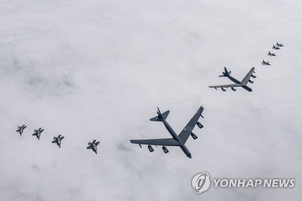 미 B-52H 전략폭격기 9일만에 한반도로…북 '고체 ICBM' 대응(종합) - 나무뉴스