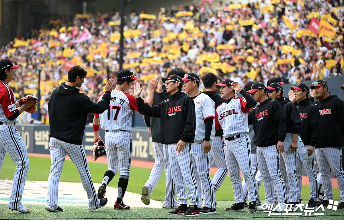 결국 5차전 끝장승부, 조용히 미소짓는 'KS 직행' LG [PO4] (엑스포츠뉴스) - 나무뉴스