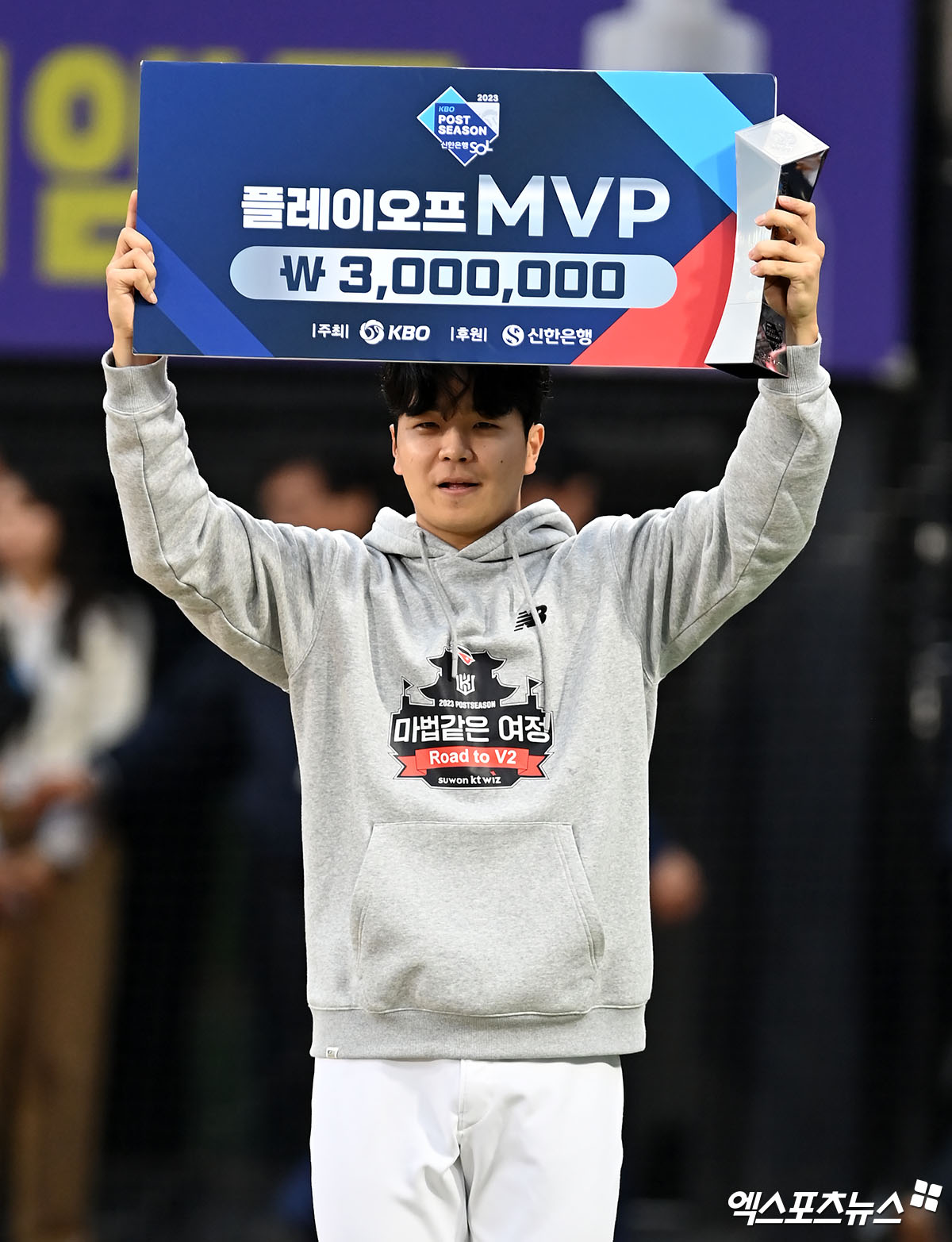 '역대 3호' 리버스 스윕…이강철 감독 "2번 지고도 끝날 거란 느낌 없었다" [PO5] - 나무뉴스