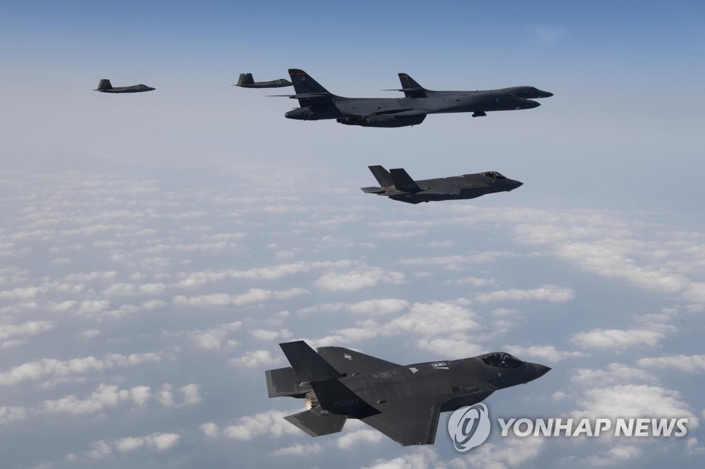 B-1B 폭격기 등 10여대 떴다…北ICBM 맞대응 한미연합훈련(종합) (연합뉴스) - 나무뉴스