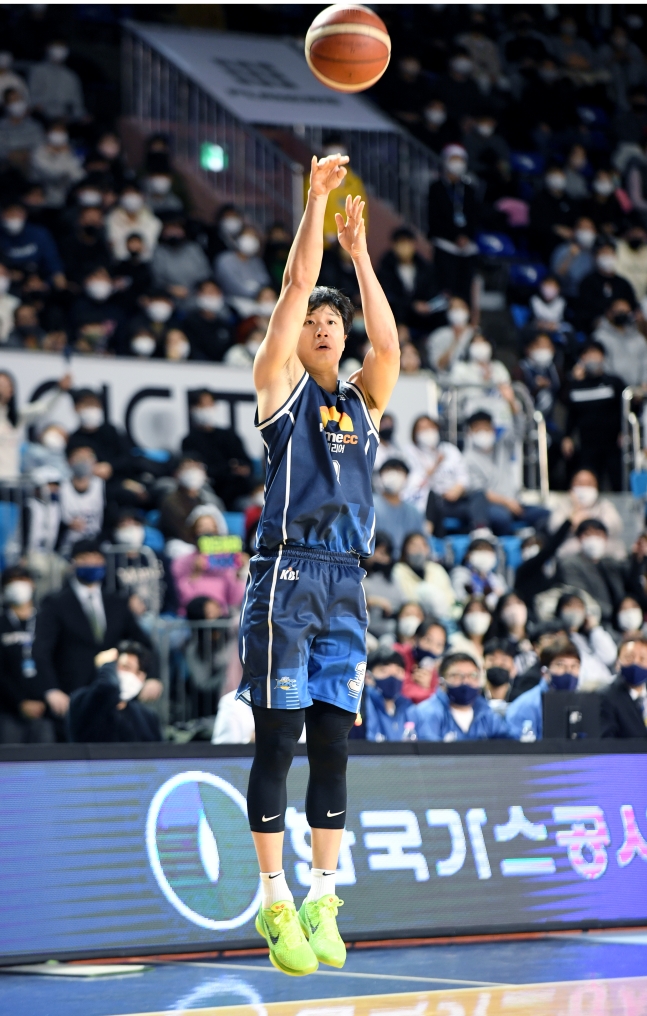 '라건아 30점 폭발' KCC 공동 7위 도약, '꼴찌' KT 3연패 수렁 - 나무뉴스