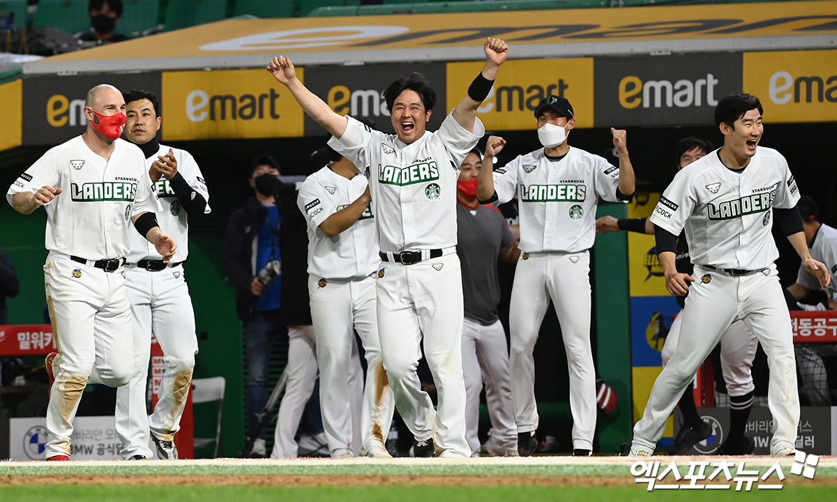 SSG '짜릿한 역전승'[포토] (엑스포츠뉴스) - 나무뉴스