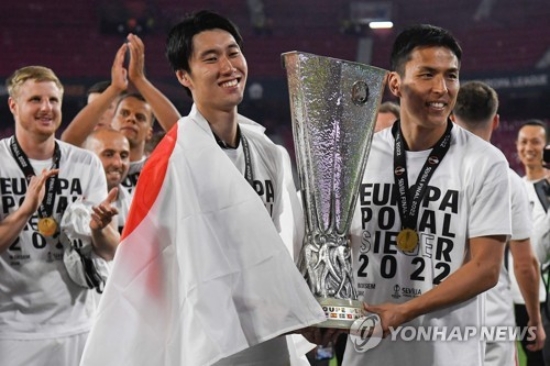 딸 수 있는 건 다 땄다!...日 38세 노장, 유럽서 가장 성공한 亞 선수로! [UEL 결승] (엑스포츠뉴스) - 나무뉴스