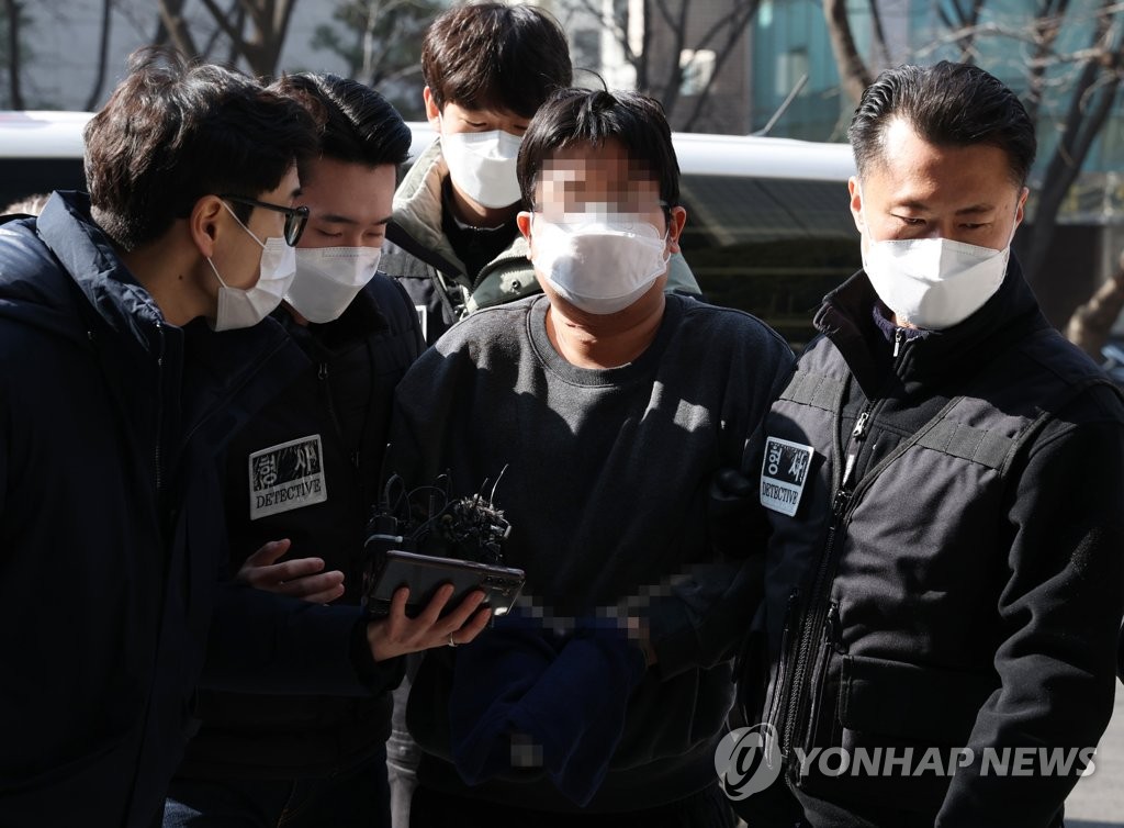 '부모·형 살해' 30대 영장심사…자진신고한 이유 묻자 묵묵부답 (연합뉴스) - 나무뉴스