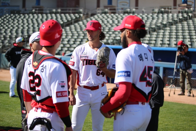 "양현종, 켈리, 반즈..." 인싸력 뽐낸 154km 외인, KIA에 녹아든다 [애리조나 인터뷰] (엑스포츠뉴스) - 나무뉴스