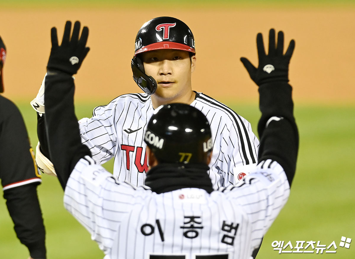 문보경의 '우승 메달' 분실 헤프닝..."세리머니 하는데 뭔가 허전하더라" [LG V3] (엑스포츠뉴스) - 나무뉴스